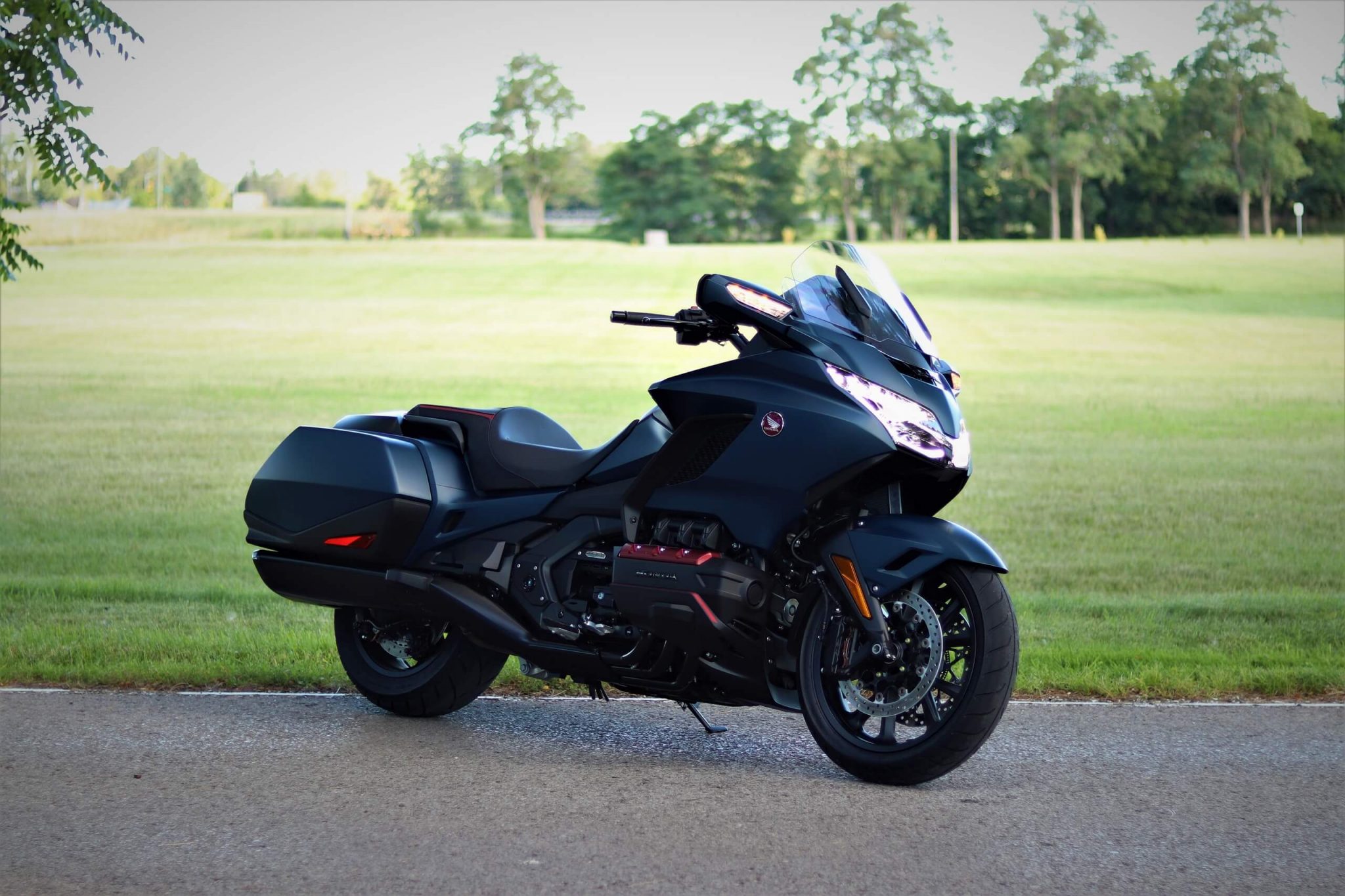 Bagger Shootout: 2022 BMW K1600B vs Honda Gold Wing - AutoAndRoad.com